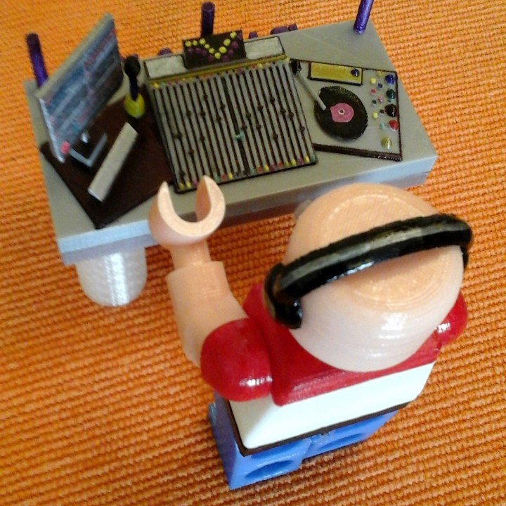 3D Printable LEGO GIANT DJ by MYT