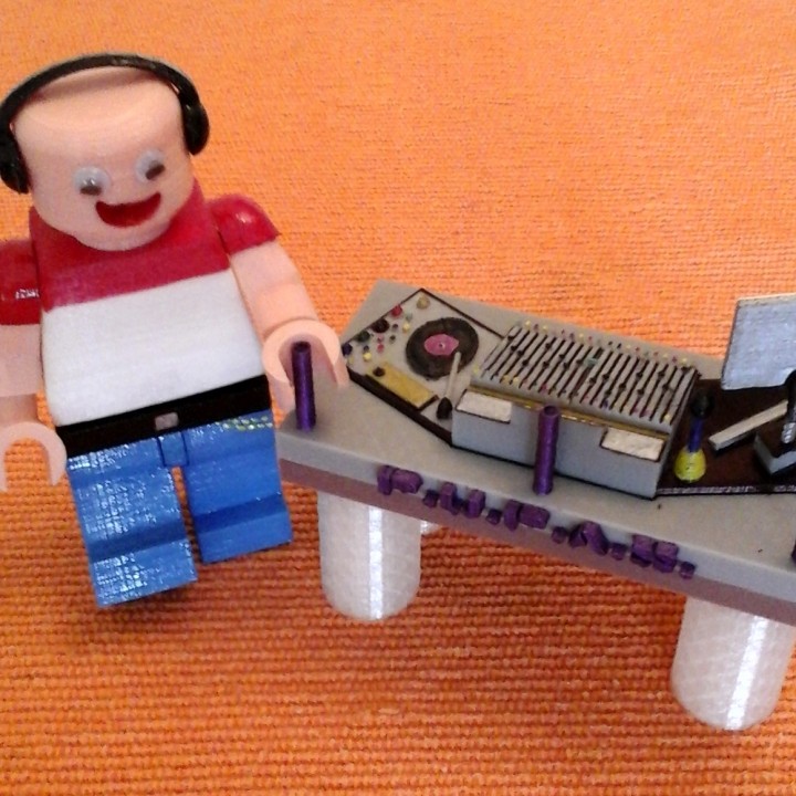 3D Printable LEGO GIANT DJ by MYT