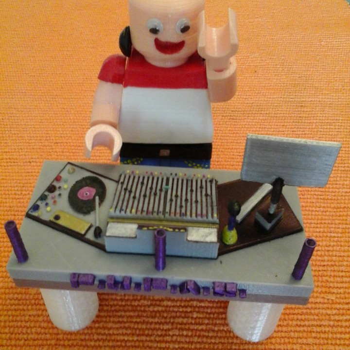 3D Printable LEGO GIANT DJ by MYT