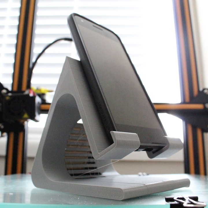 3D Printable Phone Stand by R3D Art Studios