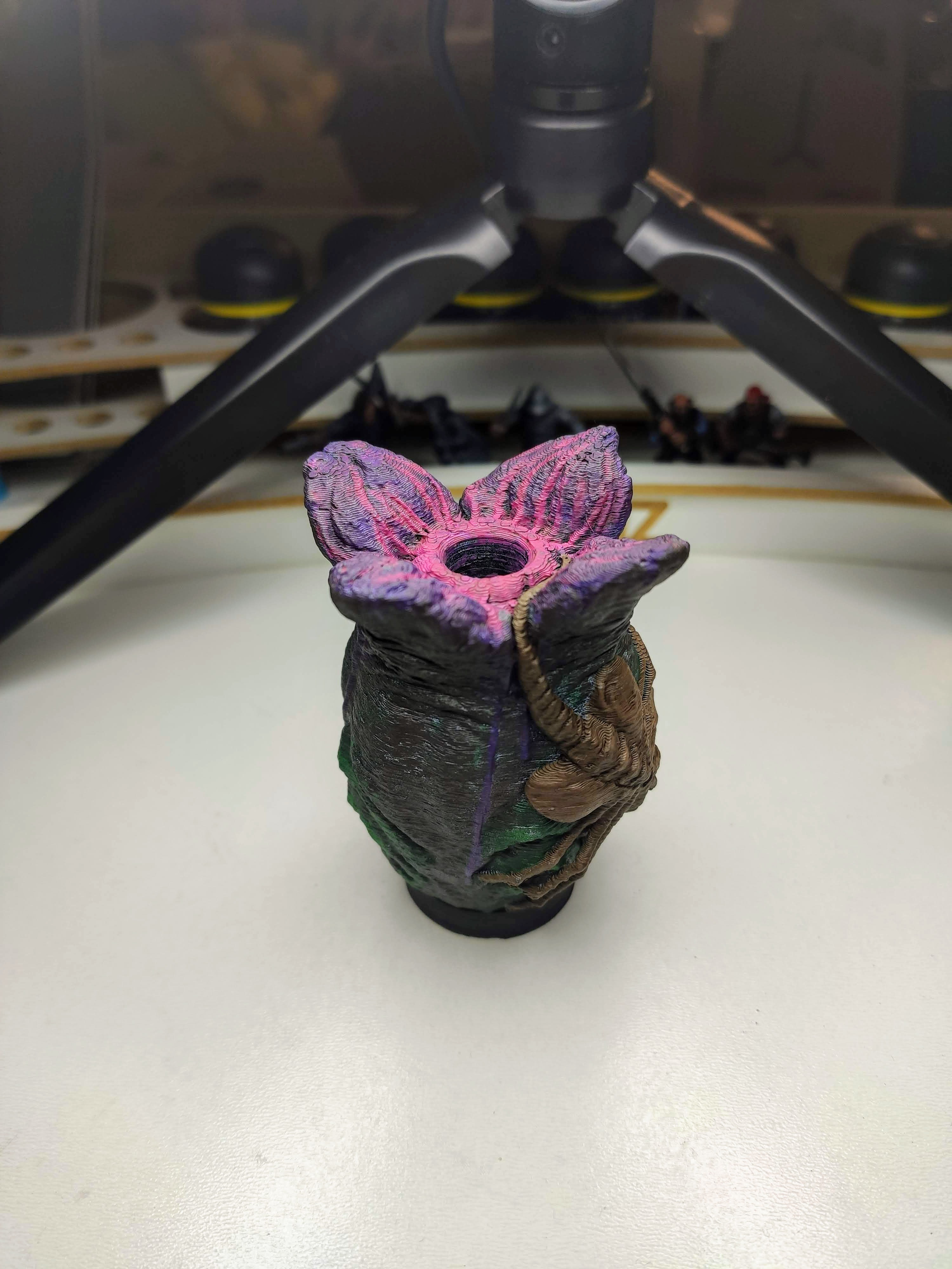 3D Printable Alien Egg - Wacom Pen Holder by David Kong
