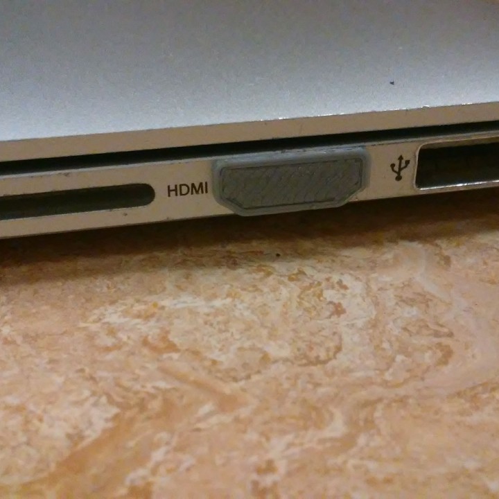 3D Printable MacBook Pro HDMI port cover by Juan Cruz