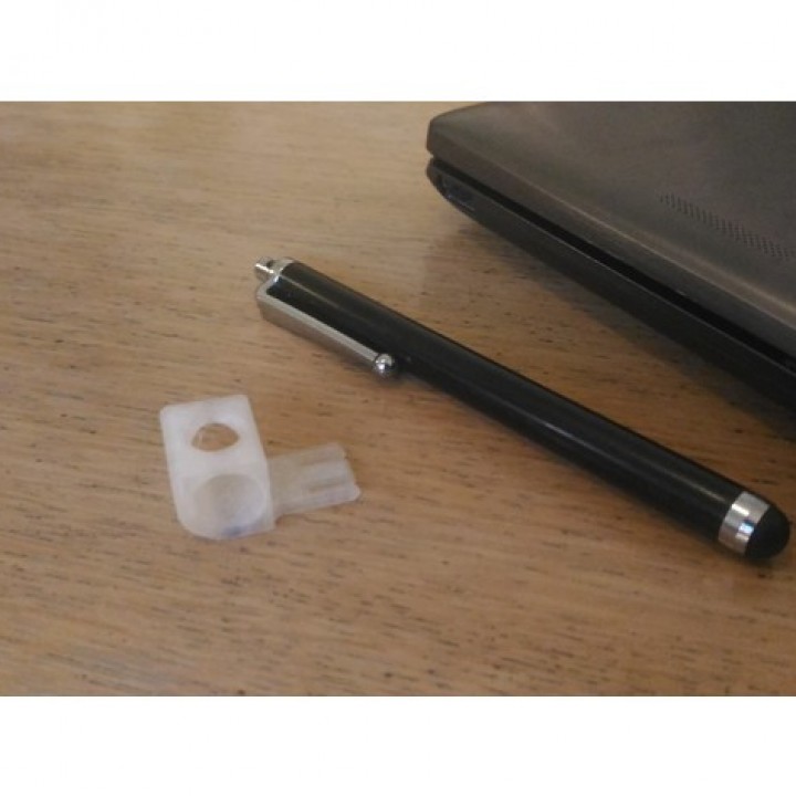 3D Printable USB Pen Holder by Léo Knapp