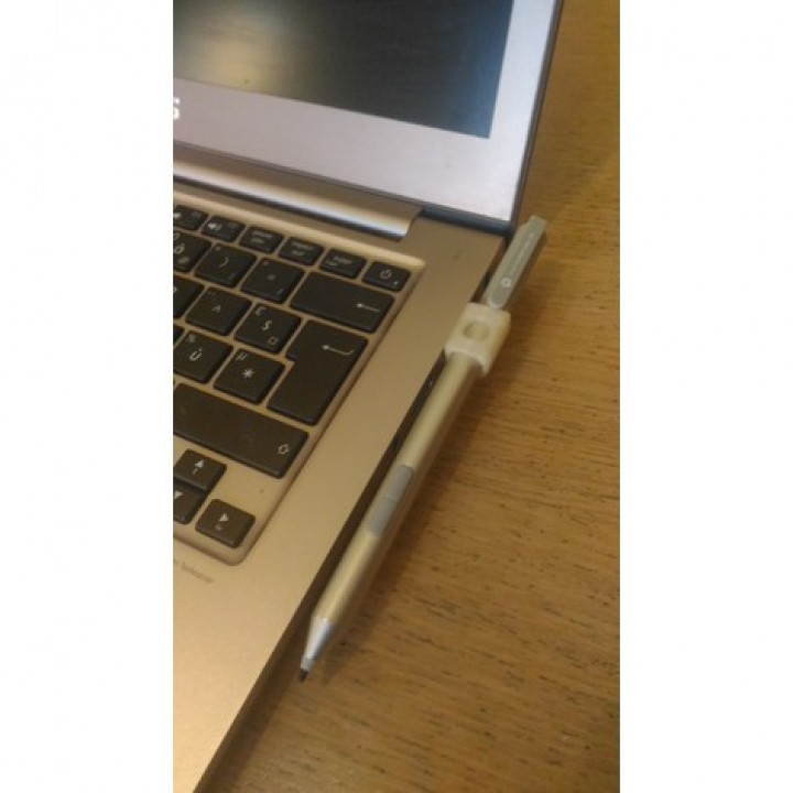 3D Printable USB Pen Holder by Léo Knapp