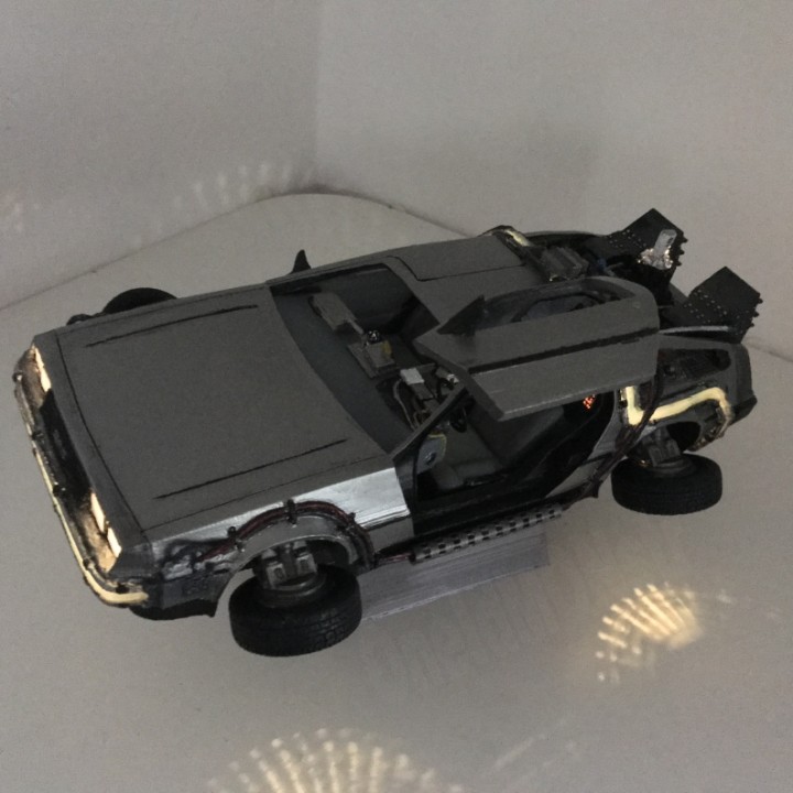3D Printable DIY DeLorean Time Machine with lights!! by Wa Fa
