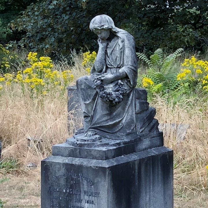 3D Printable Grieving lady by Scan The World