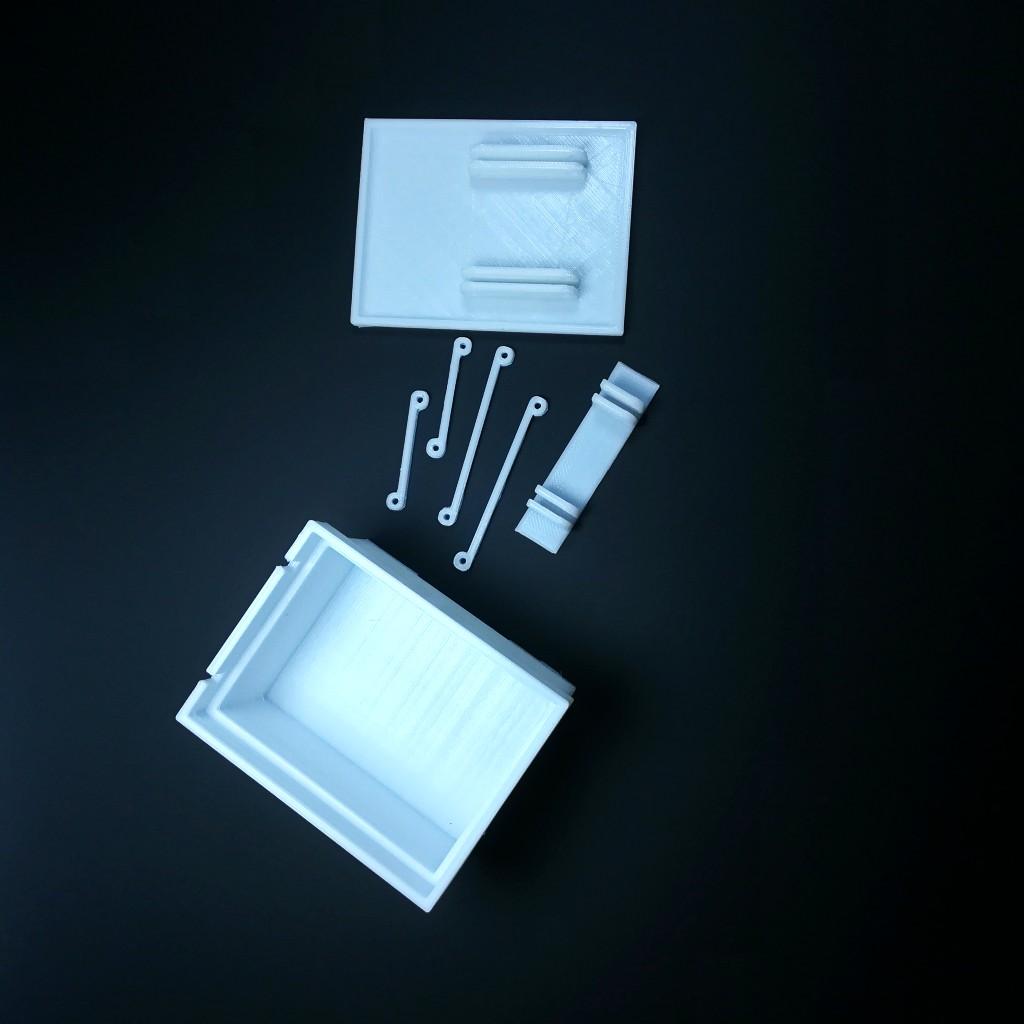 3D Printable box with 4-link hinged lid by Jacques Blom