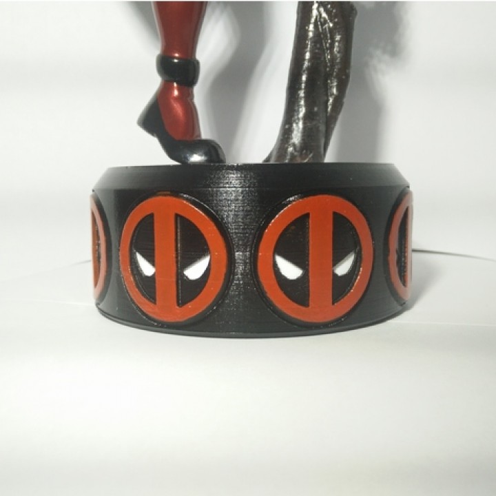 3D Printable Deadpool by Mike Vol