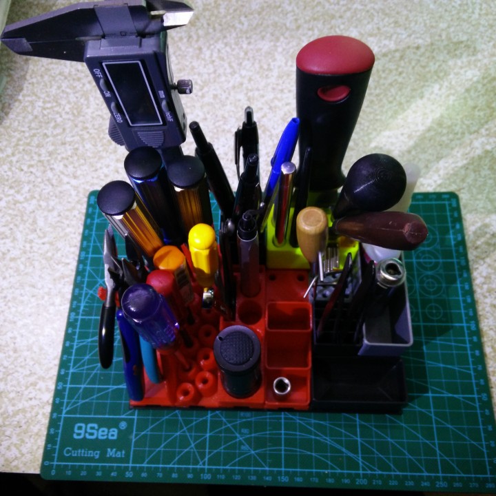 3D Printable Customizable Tool Holder by Mike Vol