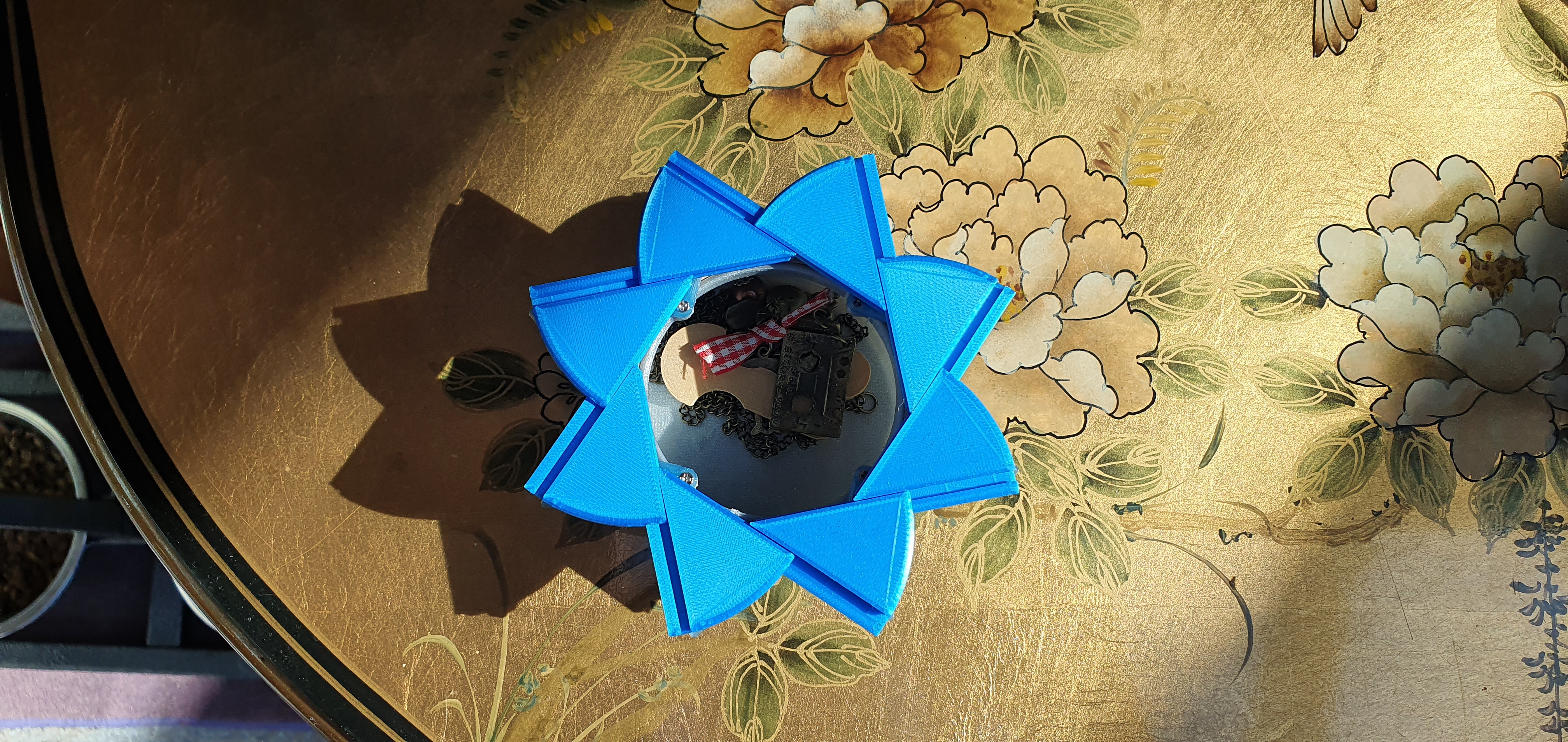 3D Printable Aperture Iris Box by Brien Allison