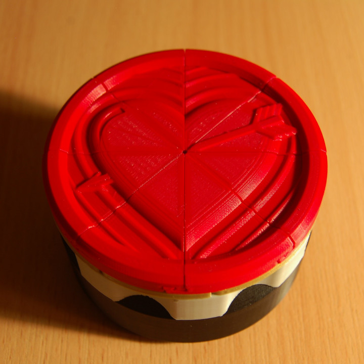 3D Printable Aperture Iris Box - Valentines lid by Brien Allison