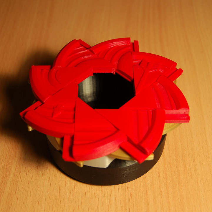 3D Printable Aperture Iris Box - Valentines lid by Brien Allison