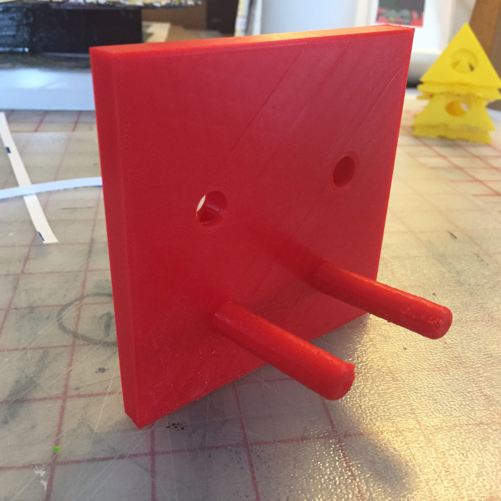 3D Printable Universal Smart Holder by Levi Giesbrecht