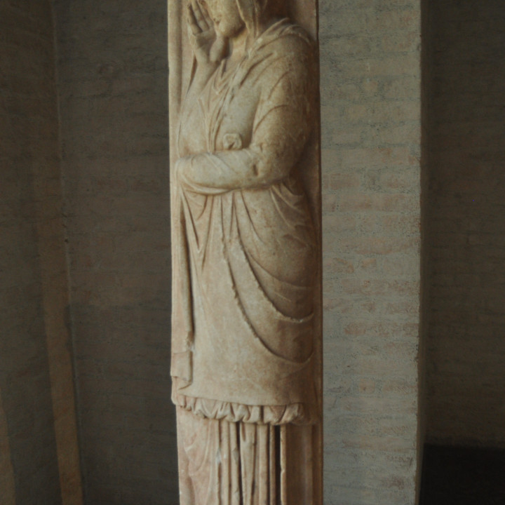 3D Printable Relief with a woman by Scan The World