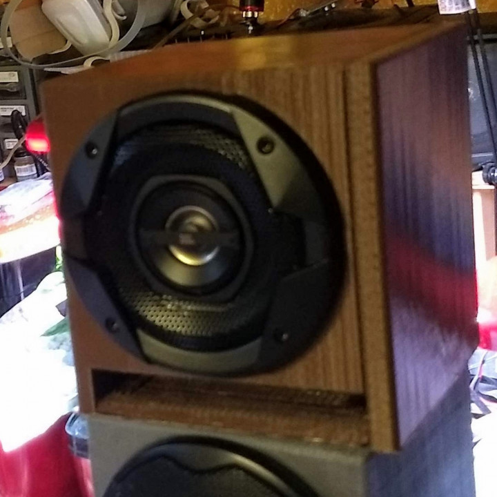 3D Printable 4" Speaker Enclosure with baffles by Len Reinhart