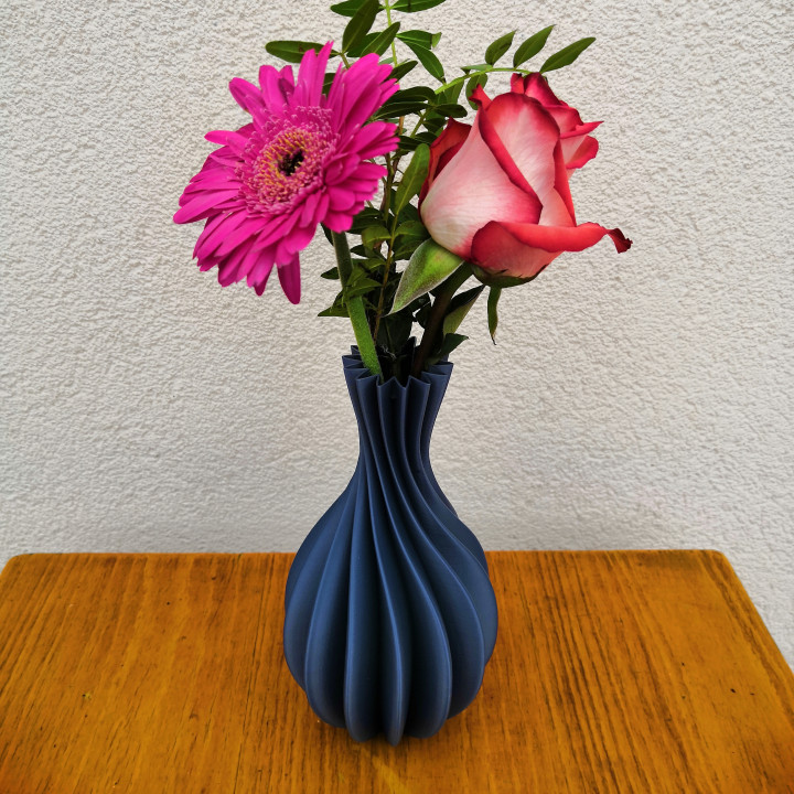 3D Printable wave vase by Maruša Kerpan