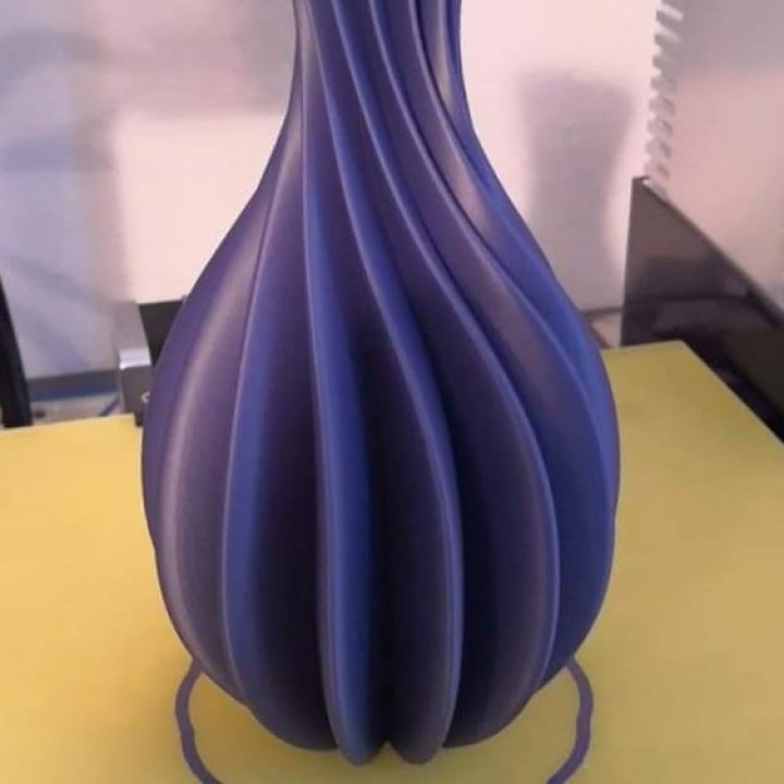3D Printable wave vase by Maruša Kerpan