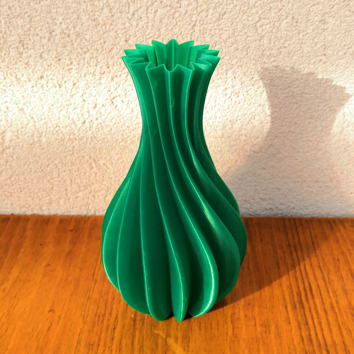 3D Printable wave vase by Maruša Kerpan
