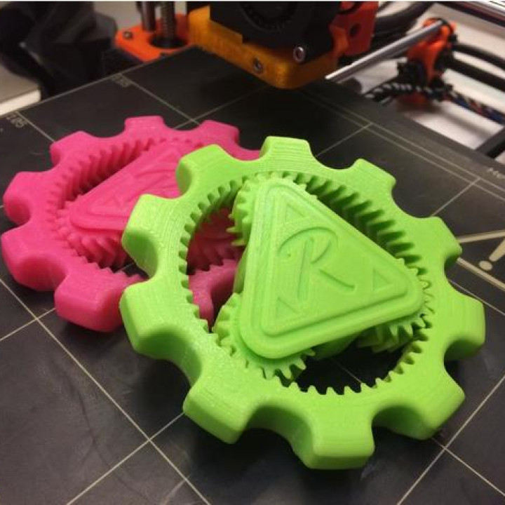 3D Printable Print-in-place Geared Maker Coin by Ryan Khoo