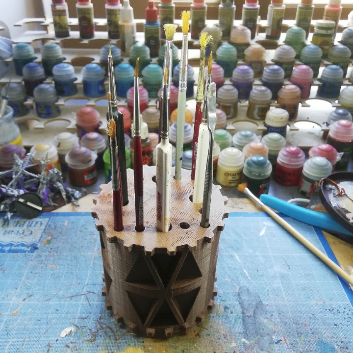3D Printable Rotating brush holder by Eskice Miniature - Aron