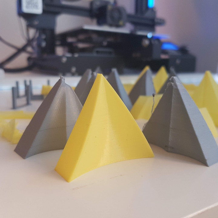 3D Printable Curved Triangle by Jan Krejcir