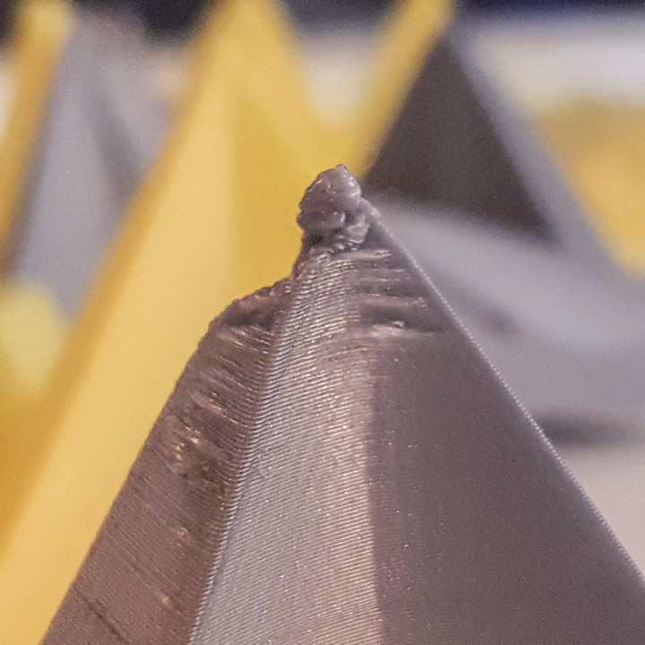 3D Printable Curved Triangle by Jan Krejcir