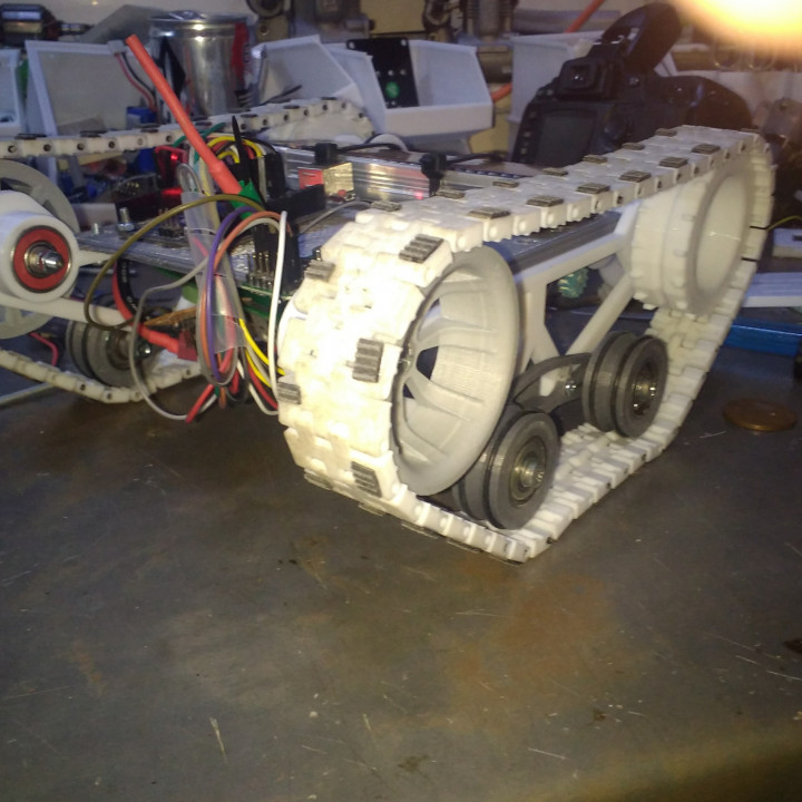 3D Printable simple tracked vehicle by Marek Kozuchowski