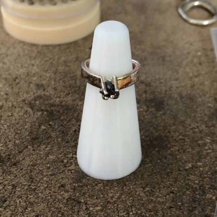 3D Printable Ring Display by Isabell Hybel