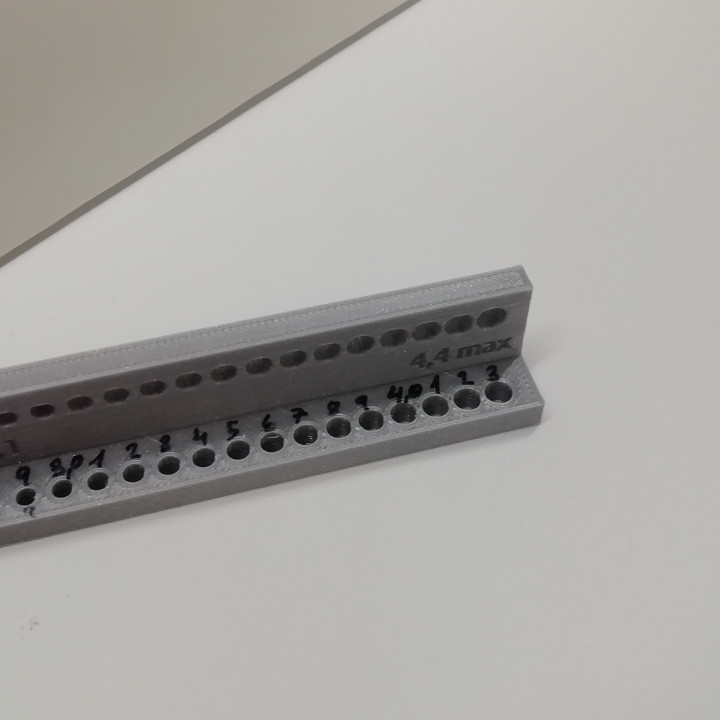 3D Printable Hole diameter test M3/M4 by Vojtěch Pošík