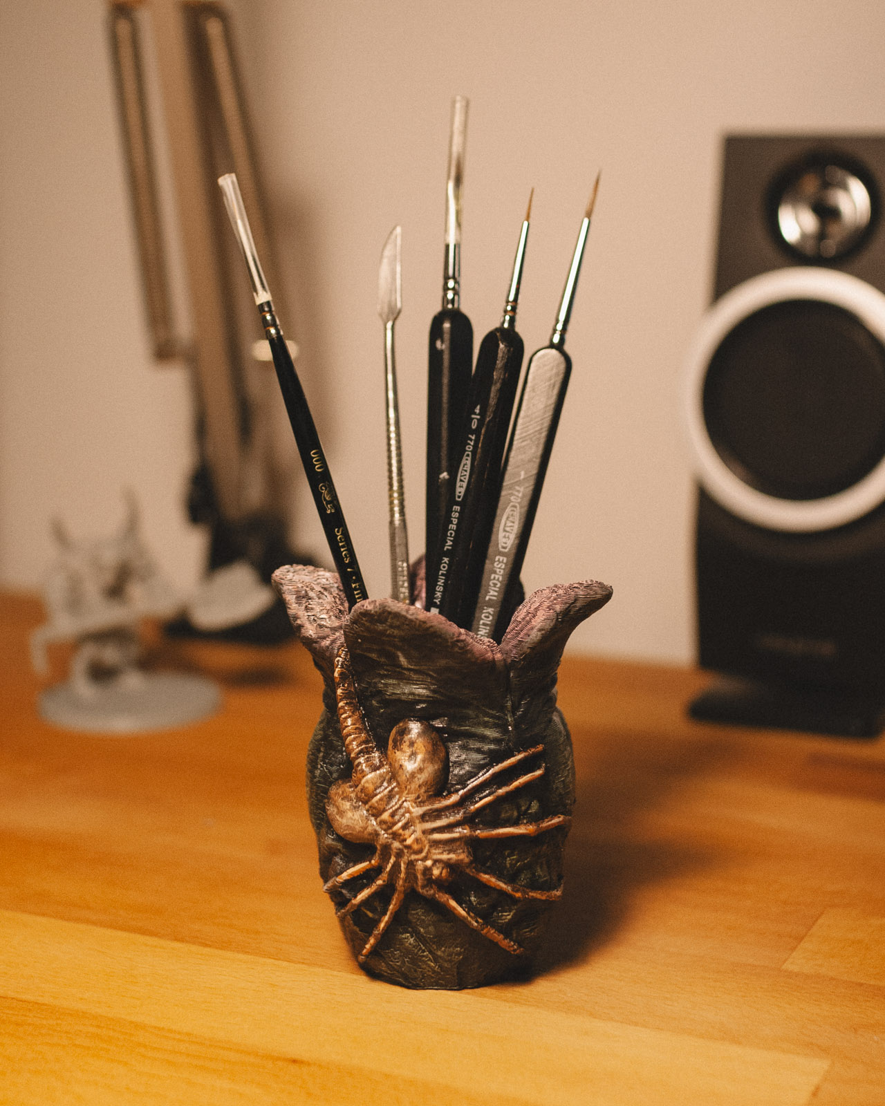 3D Printable Alien Egg Pen Holder by Dylan Williams