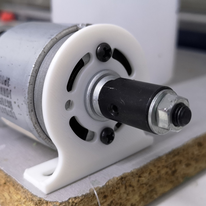 3D Printable 775 DC motor 90 degree mount bracket by Haitham Kobeissi