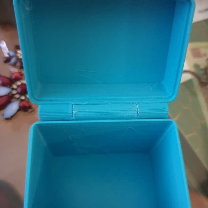 3D Printable Simple Hinged Box by Tuan Le