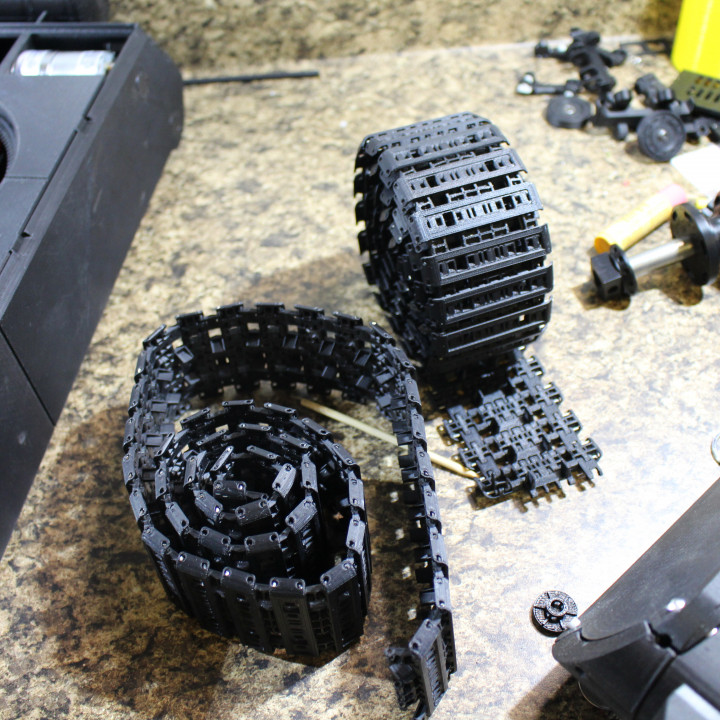 3D Printable Panzer VIII Maus Tracks for 1/16 Model by Joe