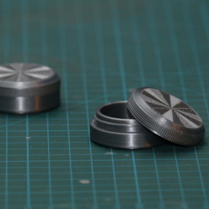 3D Printable Threaded Jar by Tom