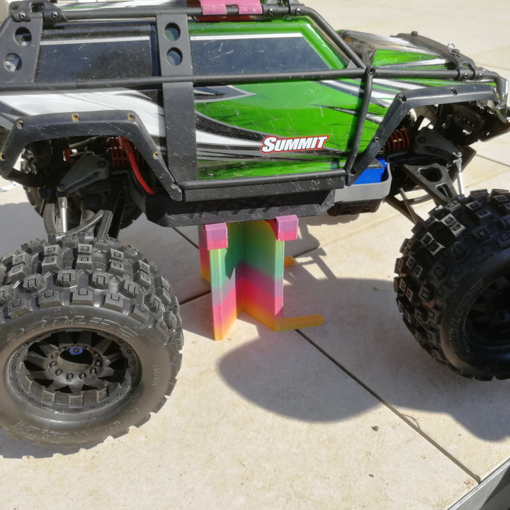 3D Printable traxxas summit 1/10 stand by Bobcat