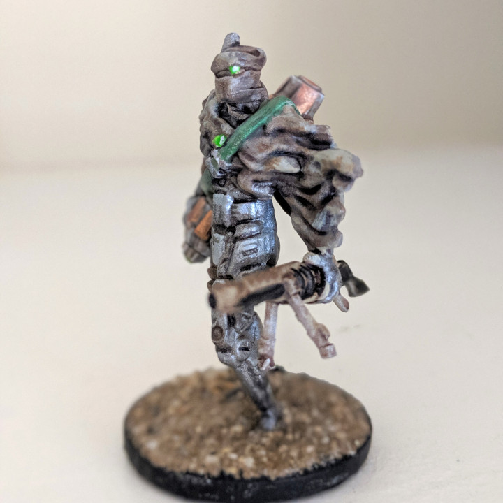 3D Printable Android Scavenger with rifle by VeloriaMiniatures