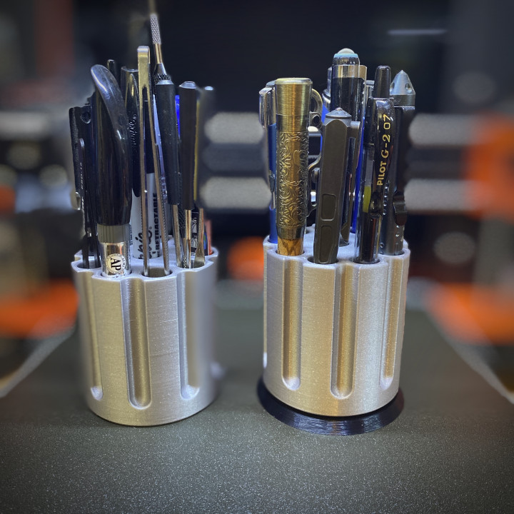 3D Printable Zel's 500 Magnum Revolver Pen/Pencil Holder by Teryl Todd