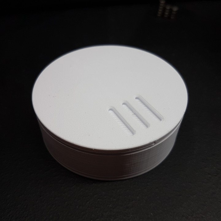 3D Printable Small Circular Box by Kerim Turan