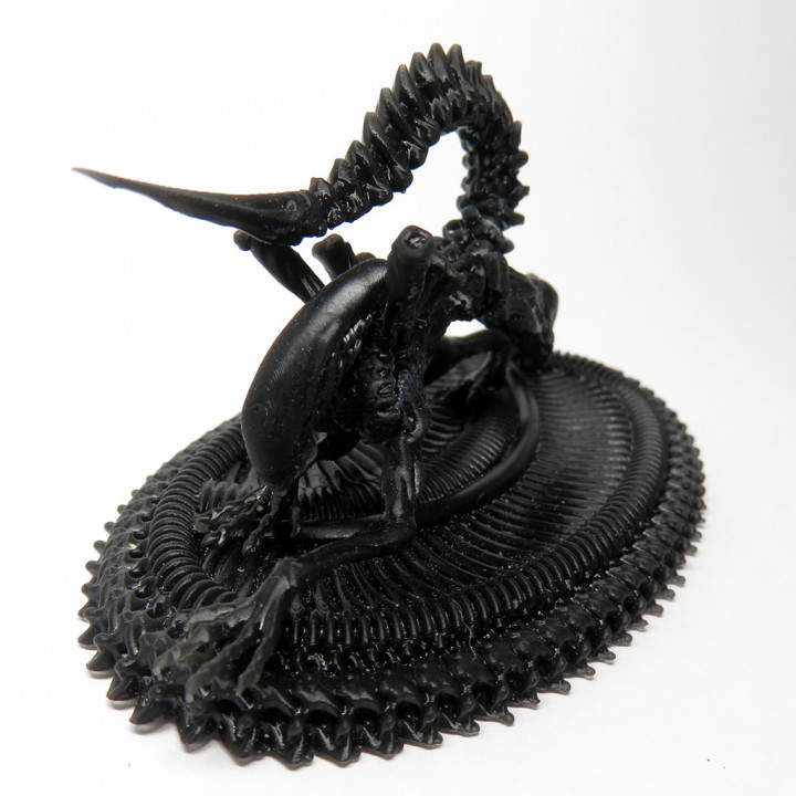 3D Printable Xenomorph tabletop miniature base. by Tri Fin Studio